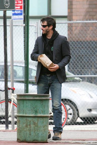 KEANEWS: May 11 2010 Keanu Reeves Drinks Coffee in NY